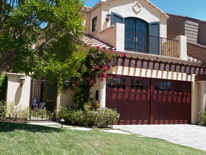 Maison De Luxe Avec La Grande Cour Photo stock - Image du aménagement ...