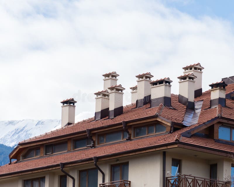 Maison De Pignon Avec Un Toit Photo stock - Image du toit, extérieur ...