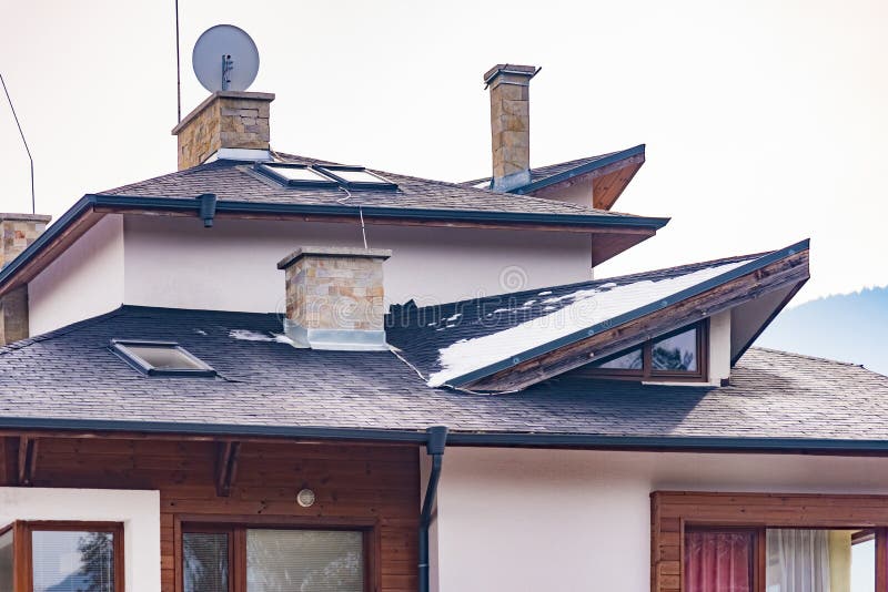 Maison De Pignon Avec Un Toit Image stock - Image du toit, bleu: 77084155