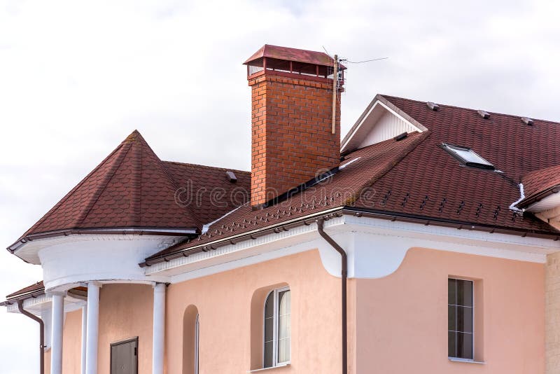 Maison De Pignon Avec Un Toit Photo stock - Image du investissement ...