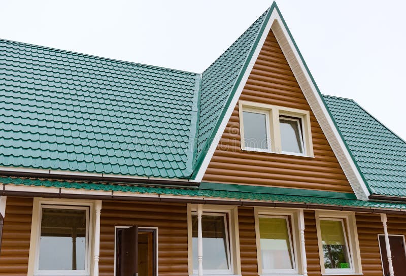 Maison De Pignon Avec Un Toit Image stock - Image du toit, bleu: 77084155