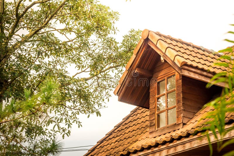 Maison de pignon de toit image stock. Image du panneaux - 104777259