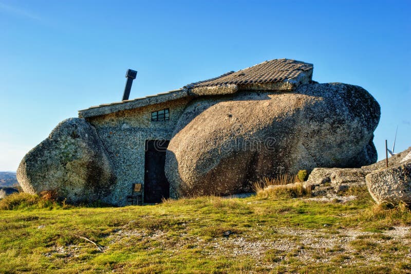 Maison De Roche En Montagnes De Fafe Photo stock - Image du roche ...