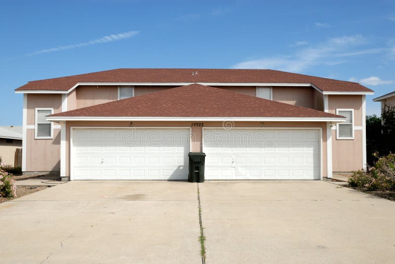 Maison duplex image stock. Image du méridional, rural - 6920703