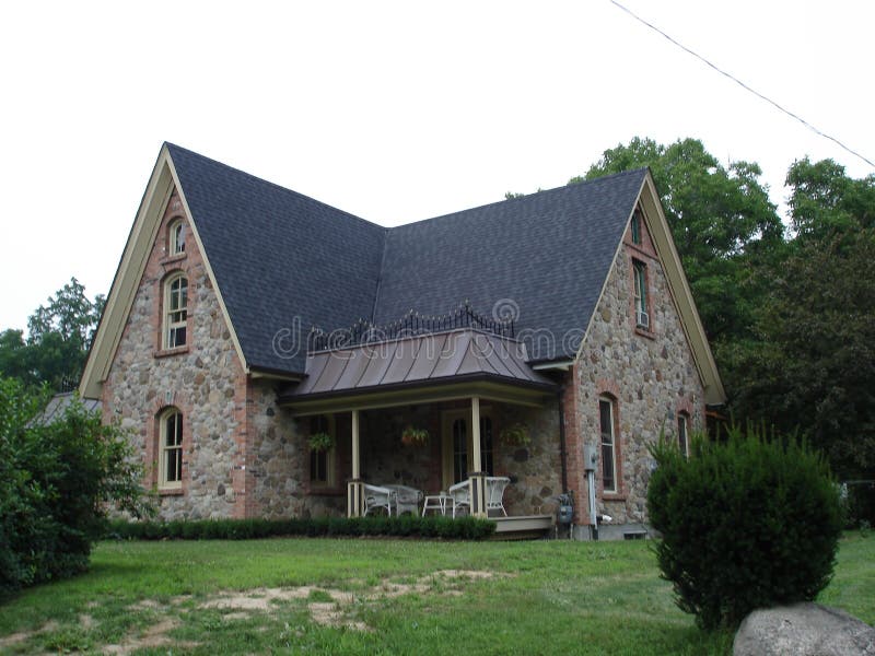 Maison traditionnelle image stock. Image du pré, oriental - 12625281