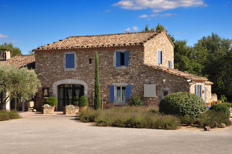 Maison En Pierre De La Provence Image stock - Image du brique, ciel ...