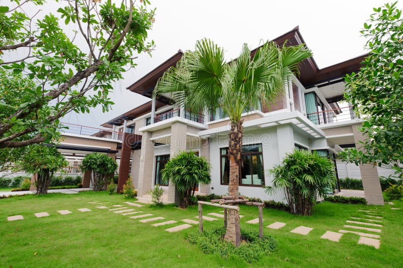 Jardin moderne photo stock. Image du présidence, luxe - 16171530