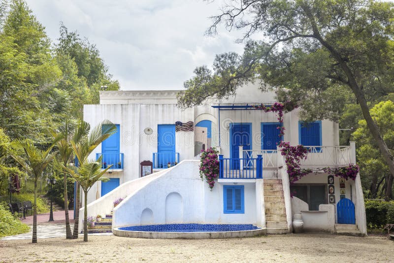 Maison grecque de style photo stock. Image du type, maison - 47430938