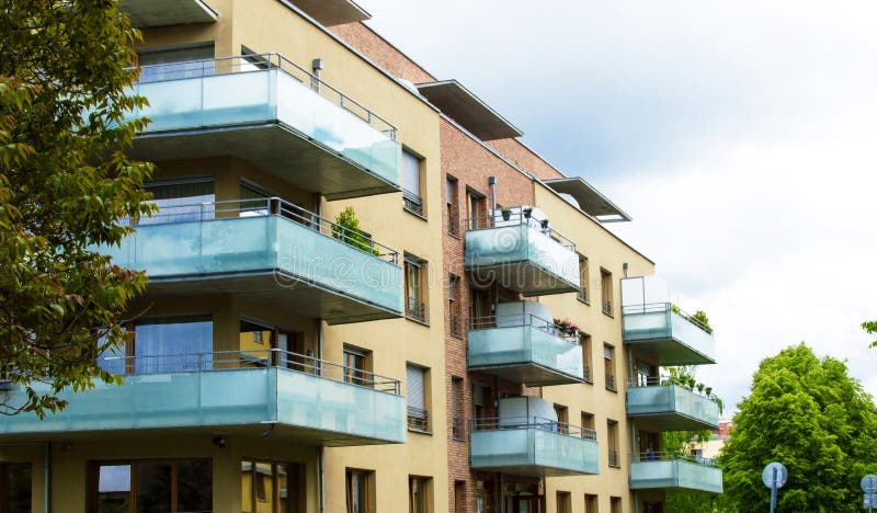 Maison Moderne Avec De Beaux Balcons En Verre Image stock - Image du ...