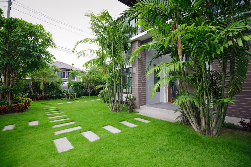 Maison Moderne Dans Le Jardin Photo stock - Image du lumineux, grand ...