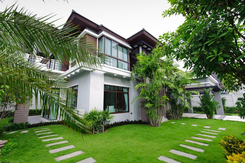 Maison Moderne Dans Le Jardin Photo stock - Image of luxueux, jardin ...