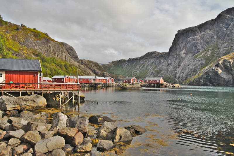 Maison Rouge En Bois Traditionnelle De Rorbu Image stock - Image of ...