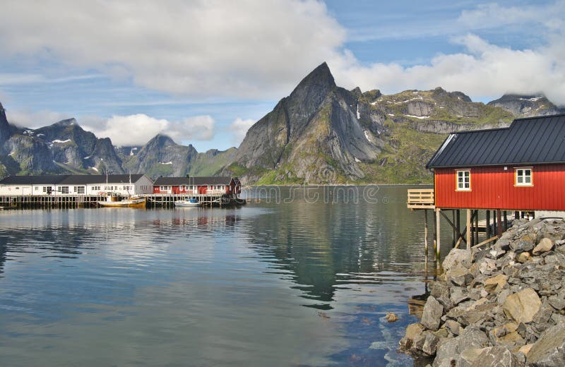 Maison Rouge En Bois Traditionnelle De Rorbu Image éditorial - Image du ...