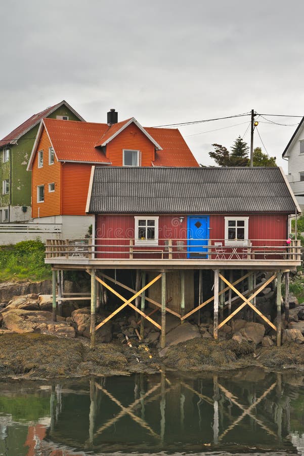 Maison Rouge En Bois Traditionnelle De Rorbu Image stock éditorial ...