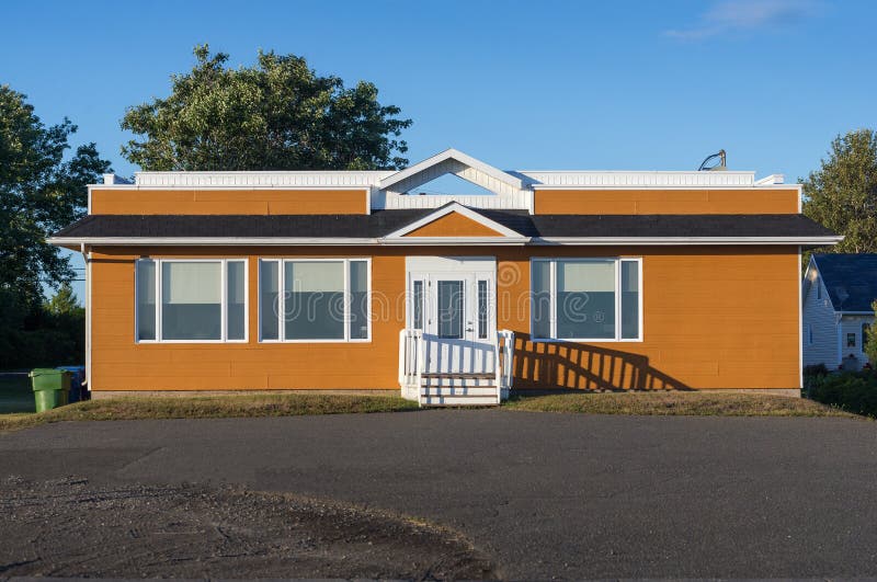 Petite maison simple image stock. Image du facile, pelouse - 13955417