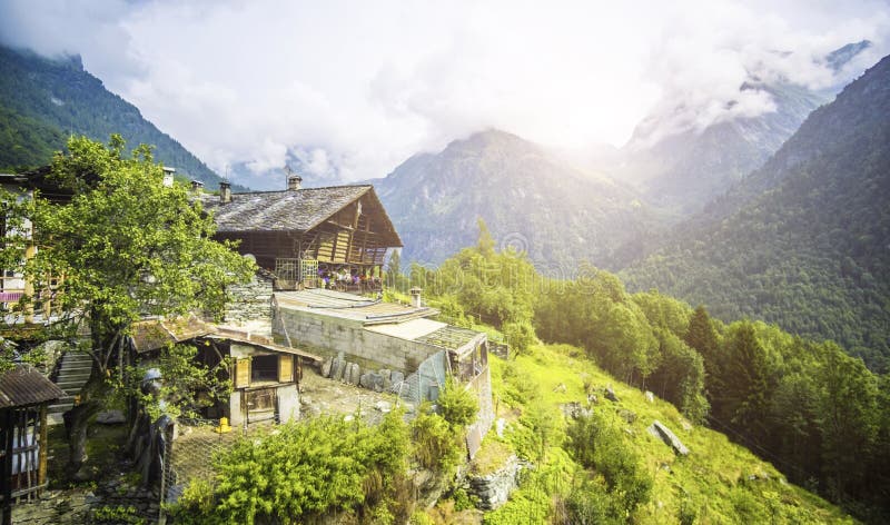 Maison Sur Montagne Vue Sur Les Alpes Image stock - Image du crête ...