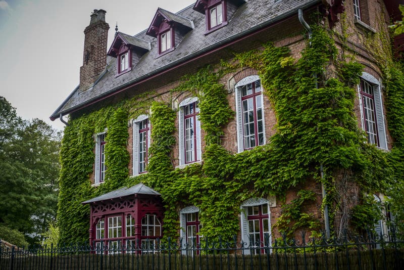 Maison Traditionnelle Avec Les Volets Rouges Photo stock - Image du ...