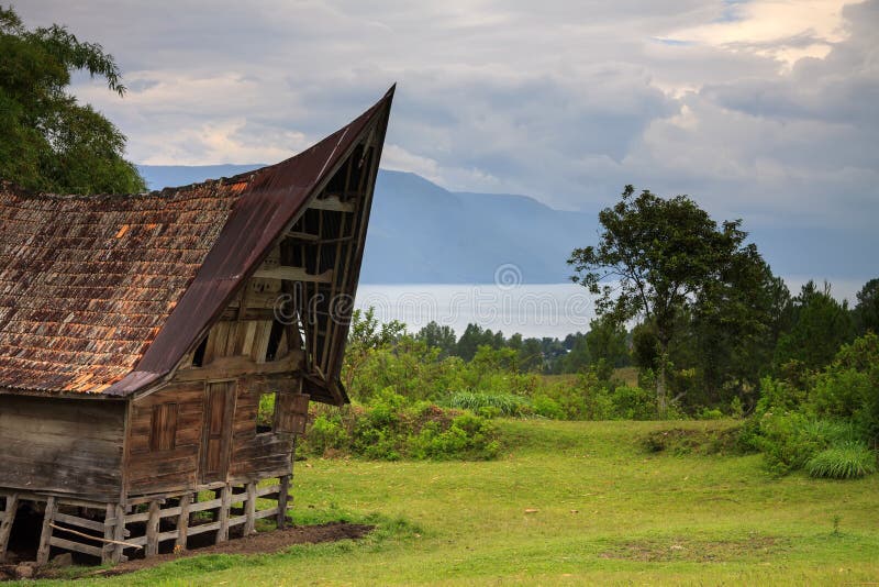 Maison Traditionnelle De Batak Dans Sumatra Du Nord Photo stock - Image ...