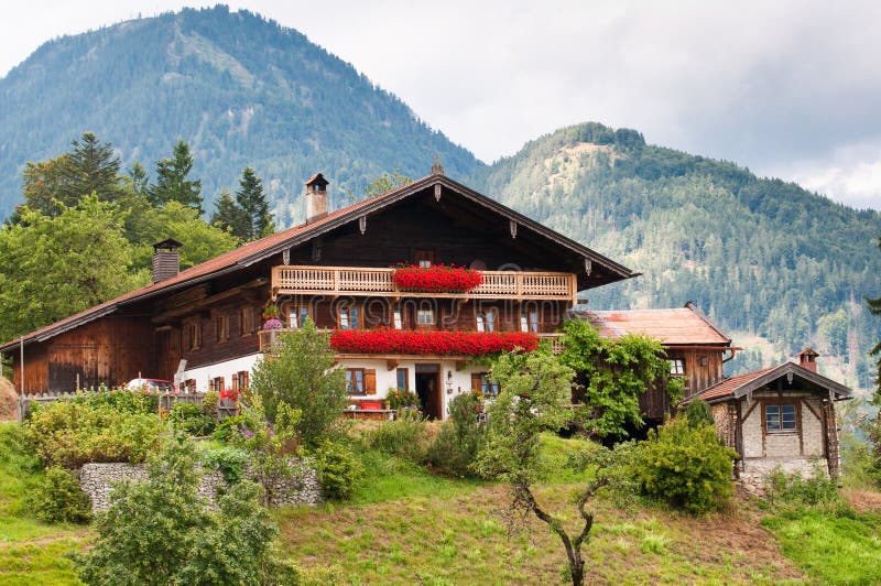 Maison Traditionnelle En Autriche Image stock - Image du cottage ...