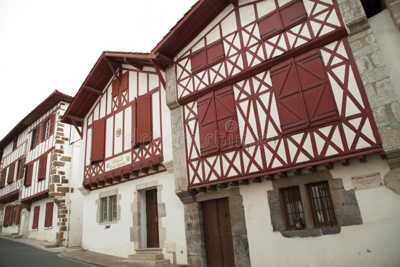 Maisons Basques photo éditorial. Image du communautés - 75943006