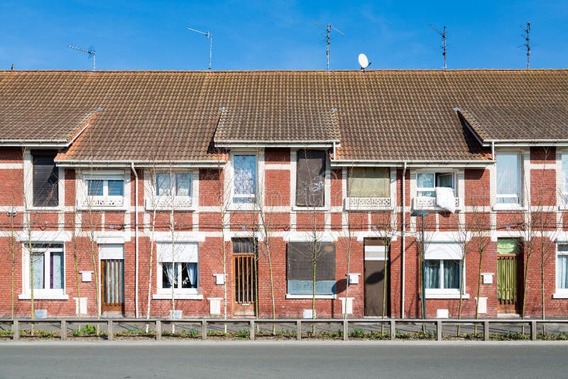 Maisons De Brique Rouge Dans Les Frances Photo stock - Image du bleu ...