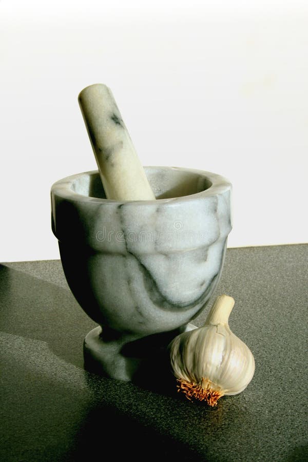 Maja Y Mortero Con Ajo Imagen. Imagen: 1362011