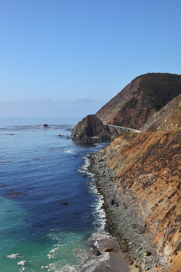 Majestueuze Brug Op De Kustweg Stock Afbeelding - Image of vreedzaam ...