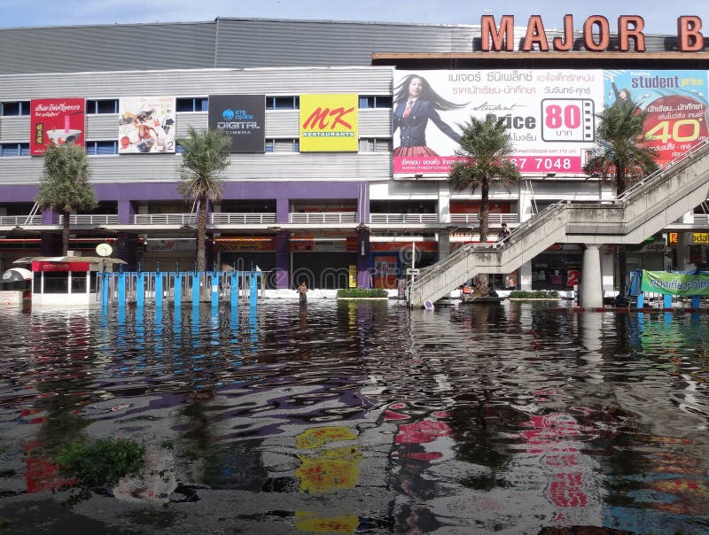 Major Mall is Getting Flooded in Rangsit, Thailand, in October 2011 ...