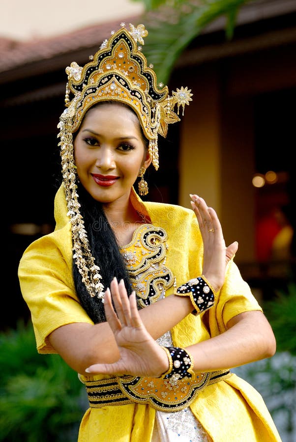 Mak yong or mak yung editorial photo. Image of malay - 29535671