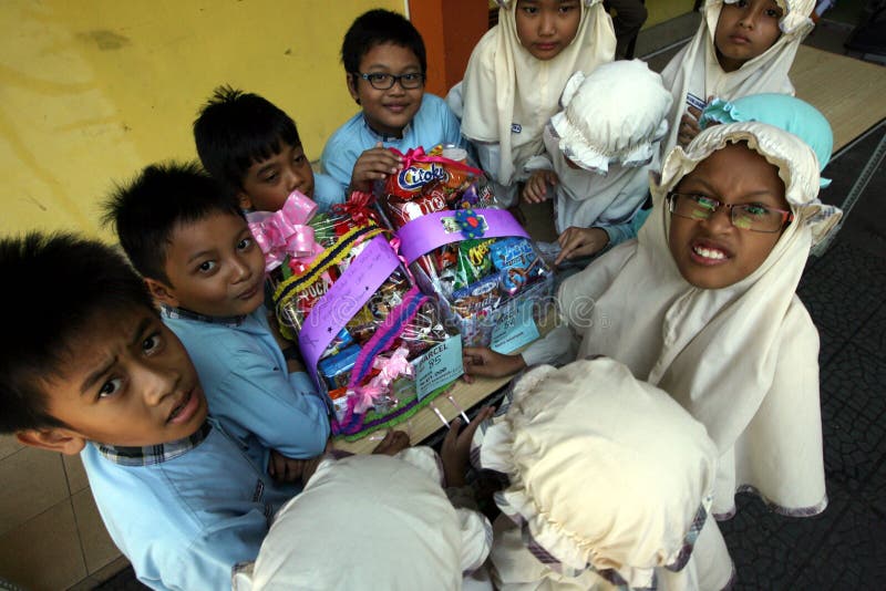 Make parcel editorial photo. Image of solo, java, school - 32360361