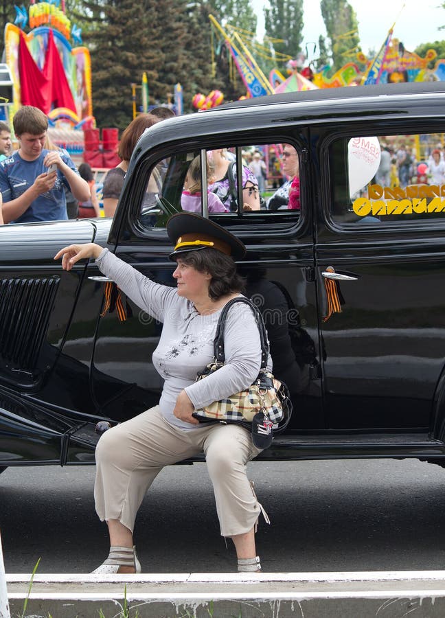 Makeevka, Ukraine - Mai, 9, 2012: Frau in Kappe Eines Generals Nahe ...