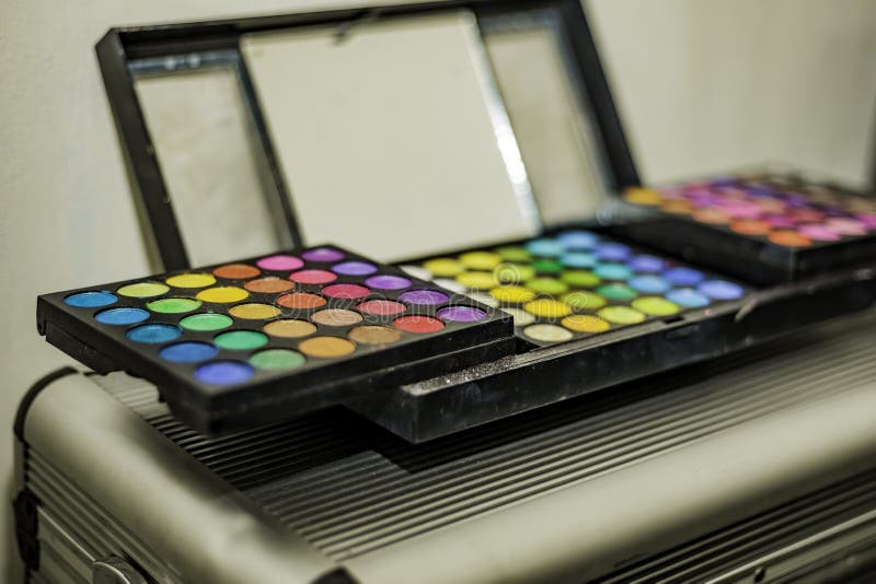 Makeup Colorful Eyeshadow and Lip Gloss Palette Box with Mirror Stock ...