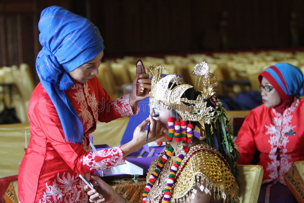 Makeup editorial stock photo. Image of java, giving, city - 69944438