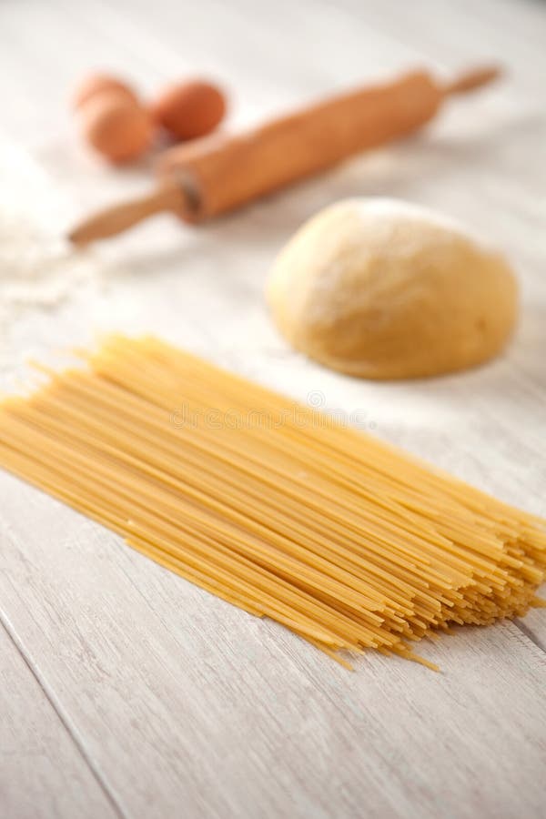 Making fresh spaghetti stock image. Image of cuisine - 63908983