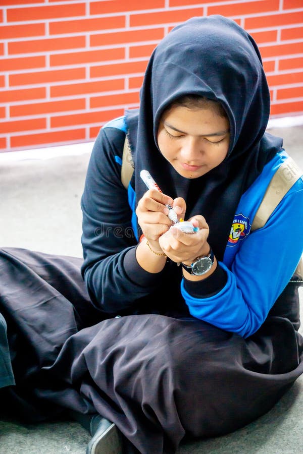 Making Key Chains from Bottle Caps and Flannel. Recycling Plastic ...