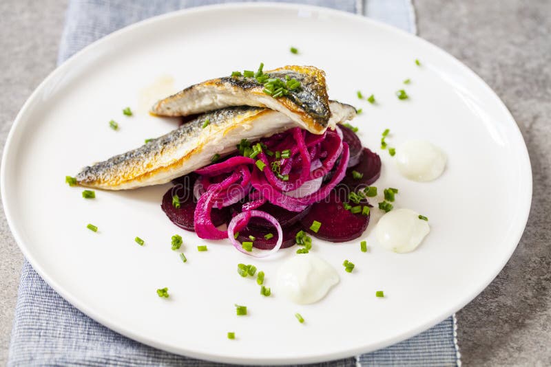 Makreelfilet Met Rozemarijn, Kappertjes En Olijven in Tomaat Wordt ...