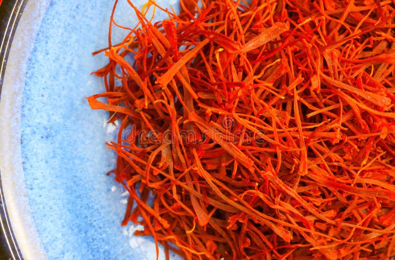 Makro Closeup of Isolated Red Dried Saffron Threads on Blue Plate Stock ...