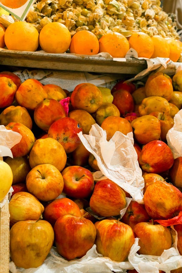 Mala Bio Manzana Del Color Putrefacto En Mercado Imagen de archivo ...