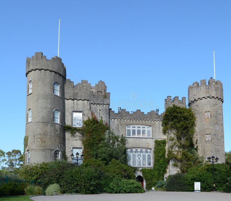 Overspannen Ingang En Valhek, Malahide-Kasteel, Ierland Redactionele ...