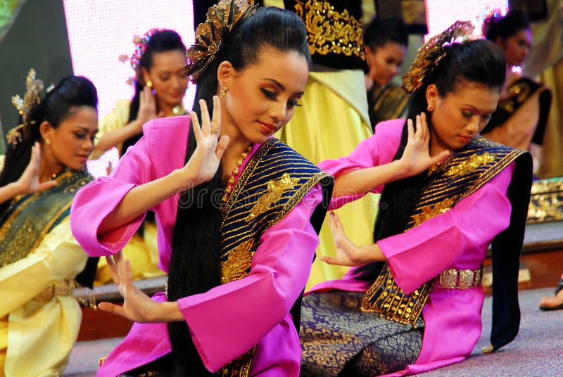 Traditional Malay Dance editorial photo. Image of malaysia - 27796551