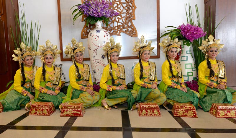 Malayo Joven Con Entero Tradicional Imagen editorial - Imagen de ...