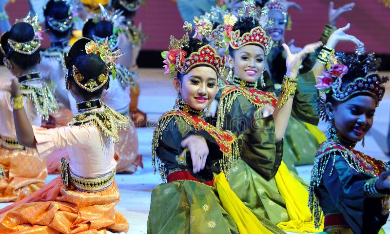 Malayo Mak Yong Dance imagen editorial. Imagen de gente - 32351015