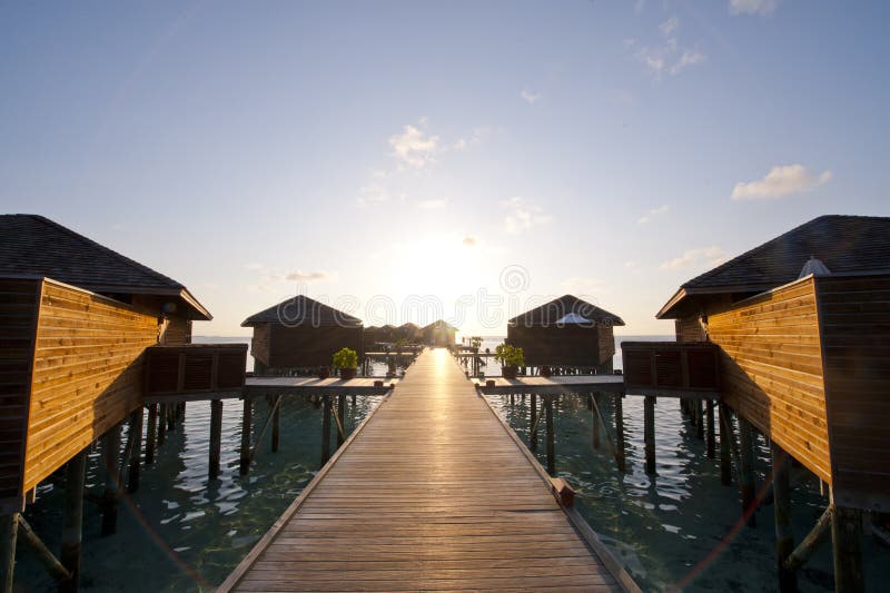 Maldiverna Vattenvilla, Solnedgång Arkivfoto - Bild av vatten, sand ...