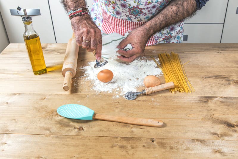 Male chef making spaghetti stock image. Image of professional - 63105519