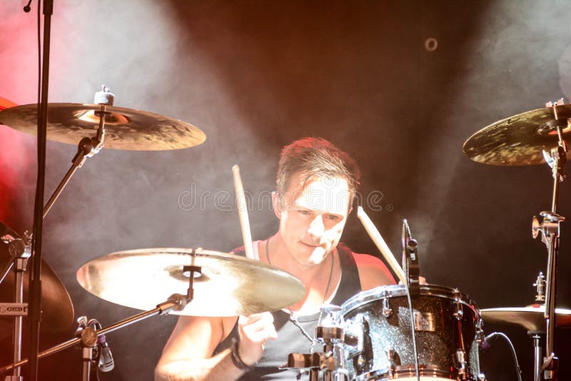 Male drummer editorial stock image. Image of sticks, drumming - 88901604