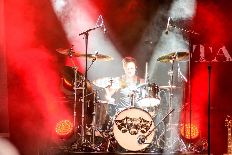 Male drummer editorial photo. Image of grin, cymbal, loud - 88902246