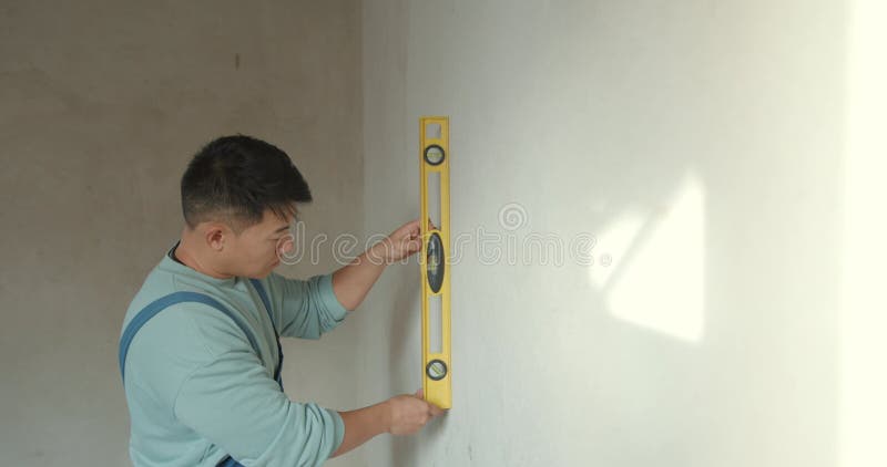Male Worker Checking Level of the Wall with the Bubble Level Tool Stock ...