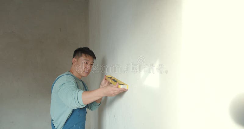 Male Worker Checking Level of the Wall with the Bubble Level Tool Stock ...