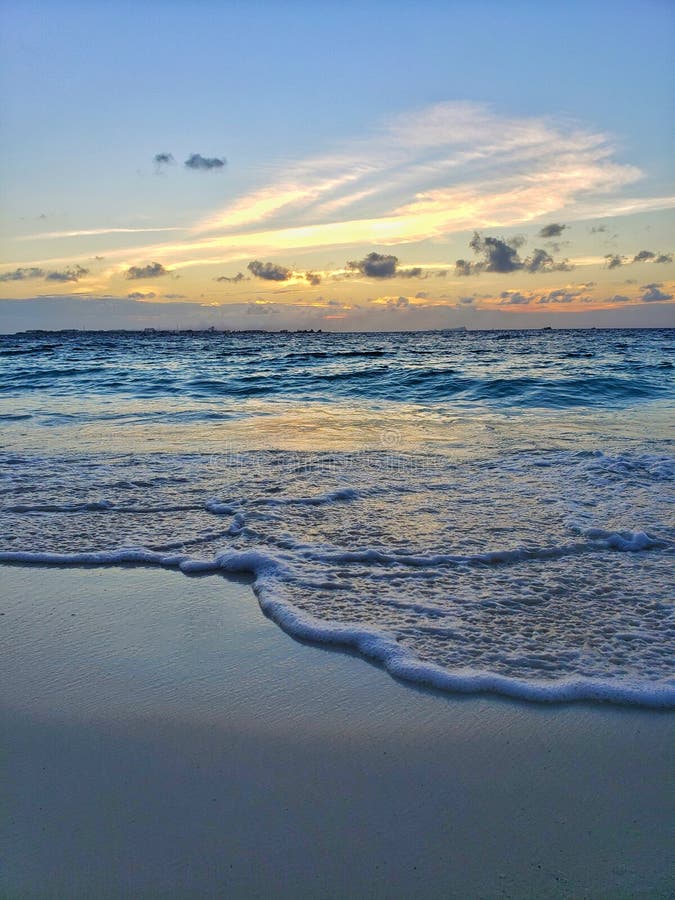 Malediven, Sonnenuntergang am Strand in Villingilli Stockbild - Bild ...