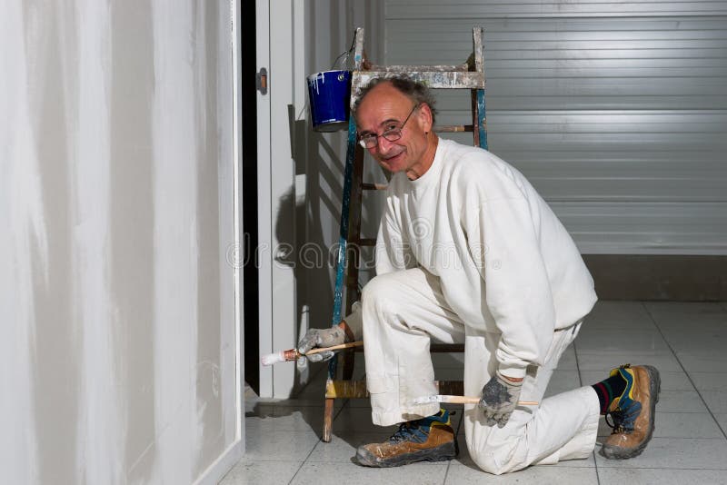 Maler bei der Arbeit stockfoto. Bild von fremdfirma, gebäude - 21643902